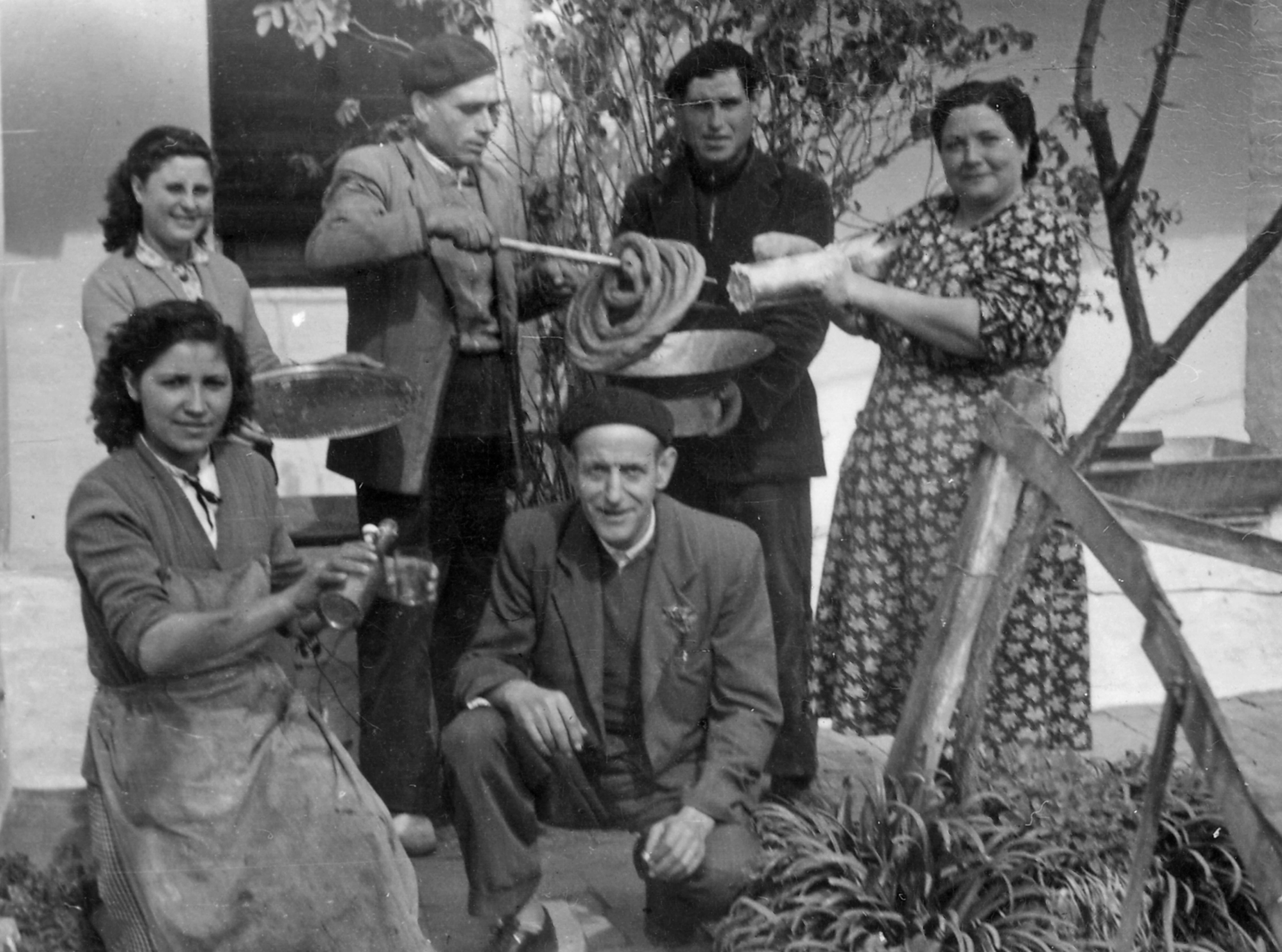 Haciendo churros. Casas de Benítez (Cuenca). Fondo Los Legados de la ...