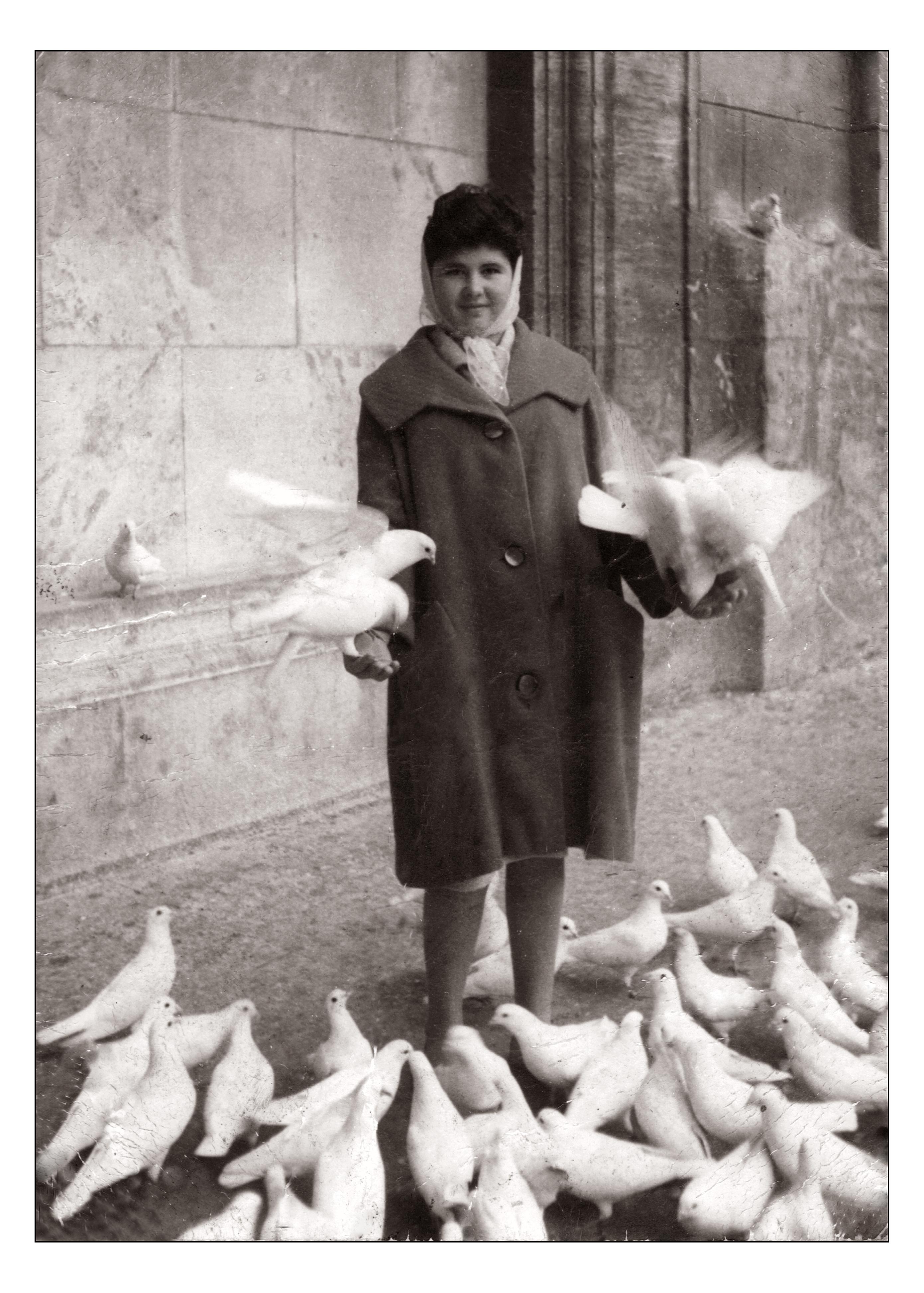 Mujer con palomas. Vega del Codorno (Cuenca). Fondo Los Legados de la ...